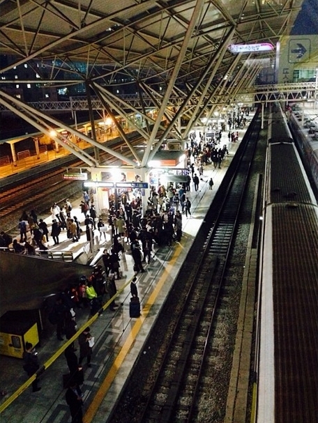 [실시간 SNS] 1호선 영등포역서 중년 여성 자살소동.. 열차 운행 지연